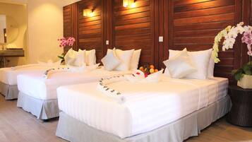 Quarto Triplo Superior | Minibar, cofre no quarto, secretária, cortinas/cortinados opacos