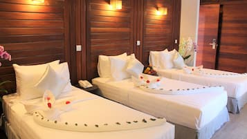 Quarto Triplo Superior | Minibar, cofre no quarto, secretária, cortinas/cortinados opacos