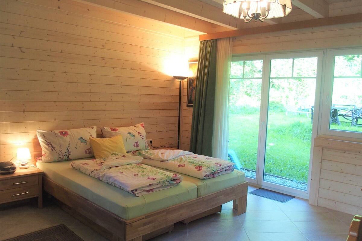 Quarto casal clássico, 1 quarto, no jardim | Roupas de cama premium, cofres nos quartos, Wi-Fi