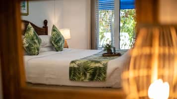 Quarto, 1 cama King, vista para a piscina | Comodidades do quarto