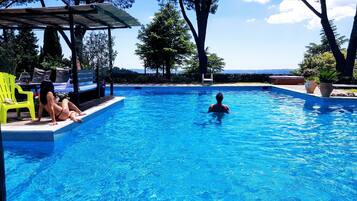 Piscina externa sazonal, funciona das 11h às 19h, guarda-sóis