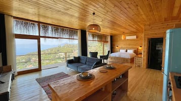 SEDIR SUITE (private pool and jaccuzi) | Cozinha privada | Um frigorífico/congelador grande, uma cafeteira/bule, mesas de jantar
