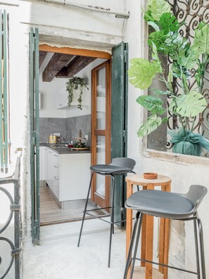 Apartamento, 1 quarto (Riva 4 Check-in online) | Roupas de cama premium, edredons de pluma, individualmente decorados