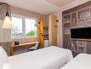 Apartamento Standard, 2 camas individuais | Minibar, secretária, cortinas/cortinados opacos, quartos insonorizados 