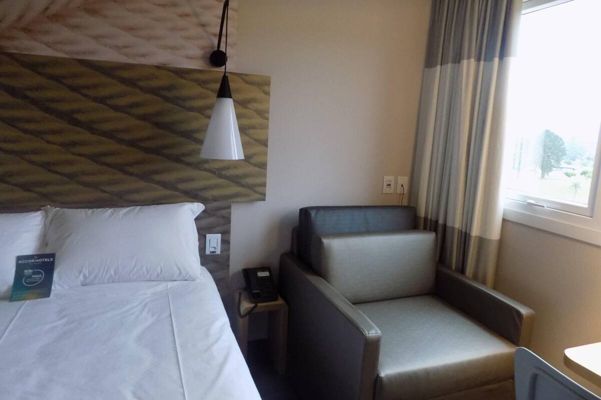Apartamento Standard, várias camas | Minibar, secretária, cortinas/cortinados opacos, quartos insonorizados 