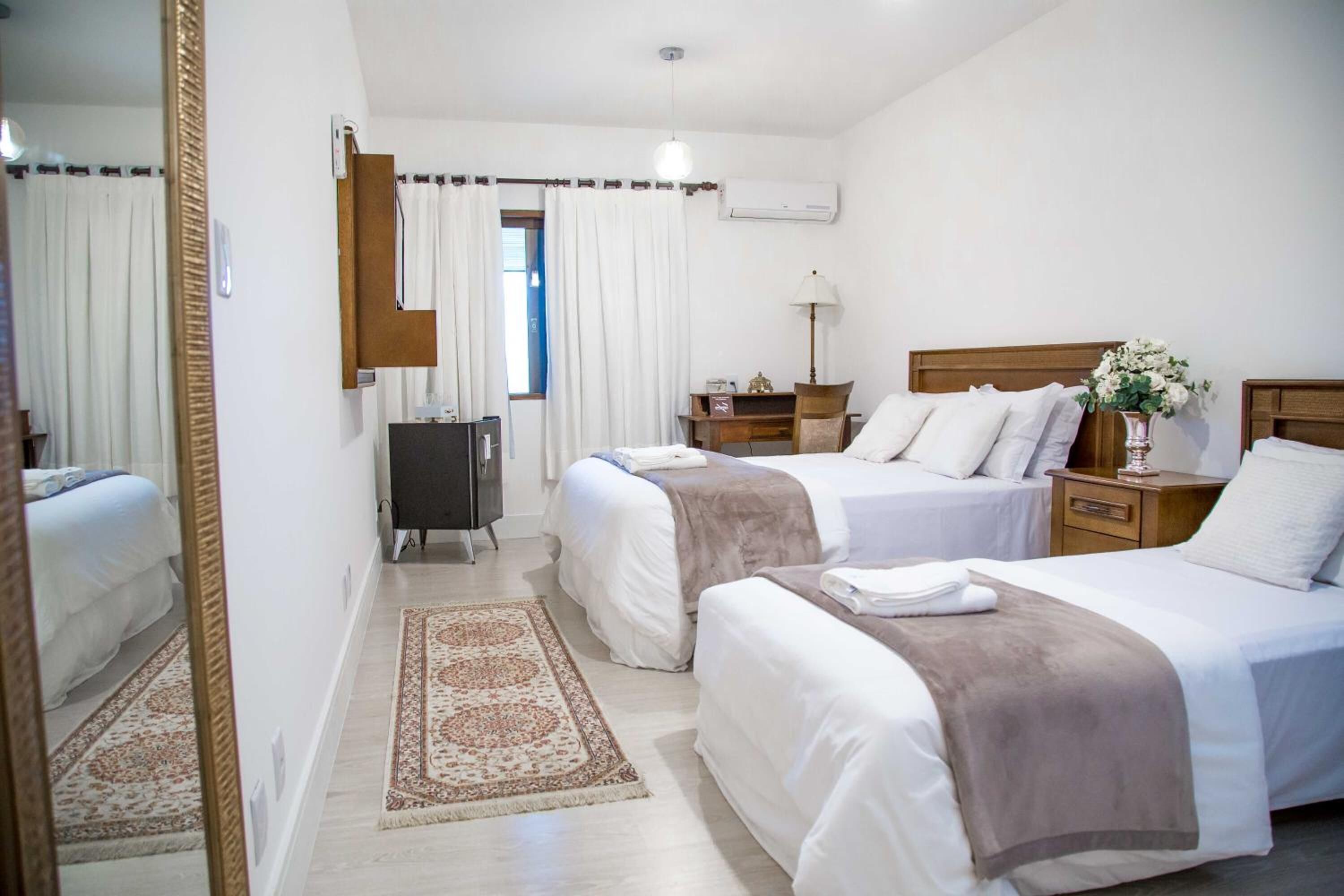 Frigobar, cofres nos quartos, escrivaninha, Wi-Fi de cortesia