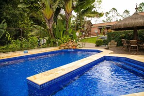 Piscina exterior, da(s) 9:00 à(s) 22:00, espreguiçadeiras 