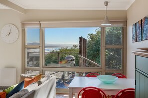 Apartamento, 1 quarto, vista para o oceano | Refeições no quarto