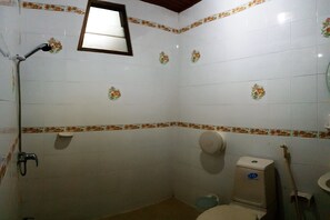 Quarto Duplo Standard | Casa de banho | Um polibã, artigos de higiene pessoal grátis, toalhas fornecidas