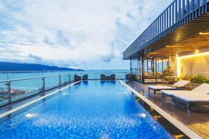 Piscina externa, guarda-sóis, espreguiçadeiras