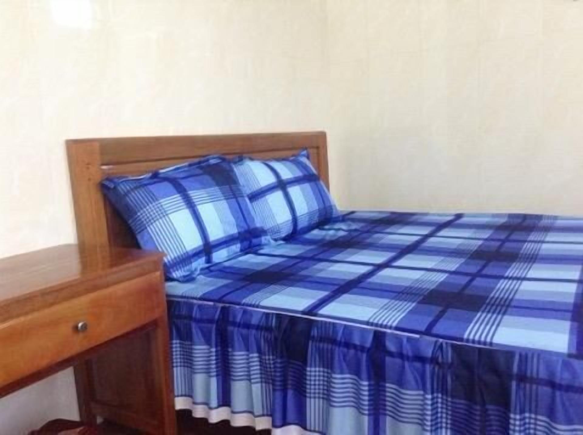 Quarto Individual | Minibar, cofre com capacidade para portátil, secretária 