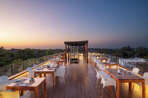 2 bares/lounges, bar de coquetéis