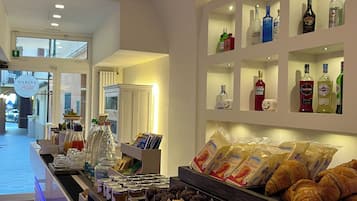 Pequeno-almoço tipo buffet diário (15 EUR por pessoa)