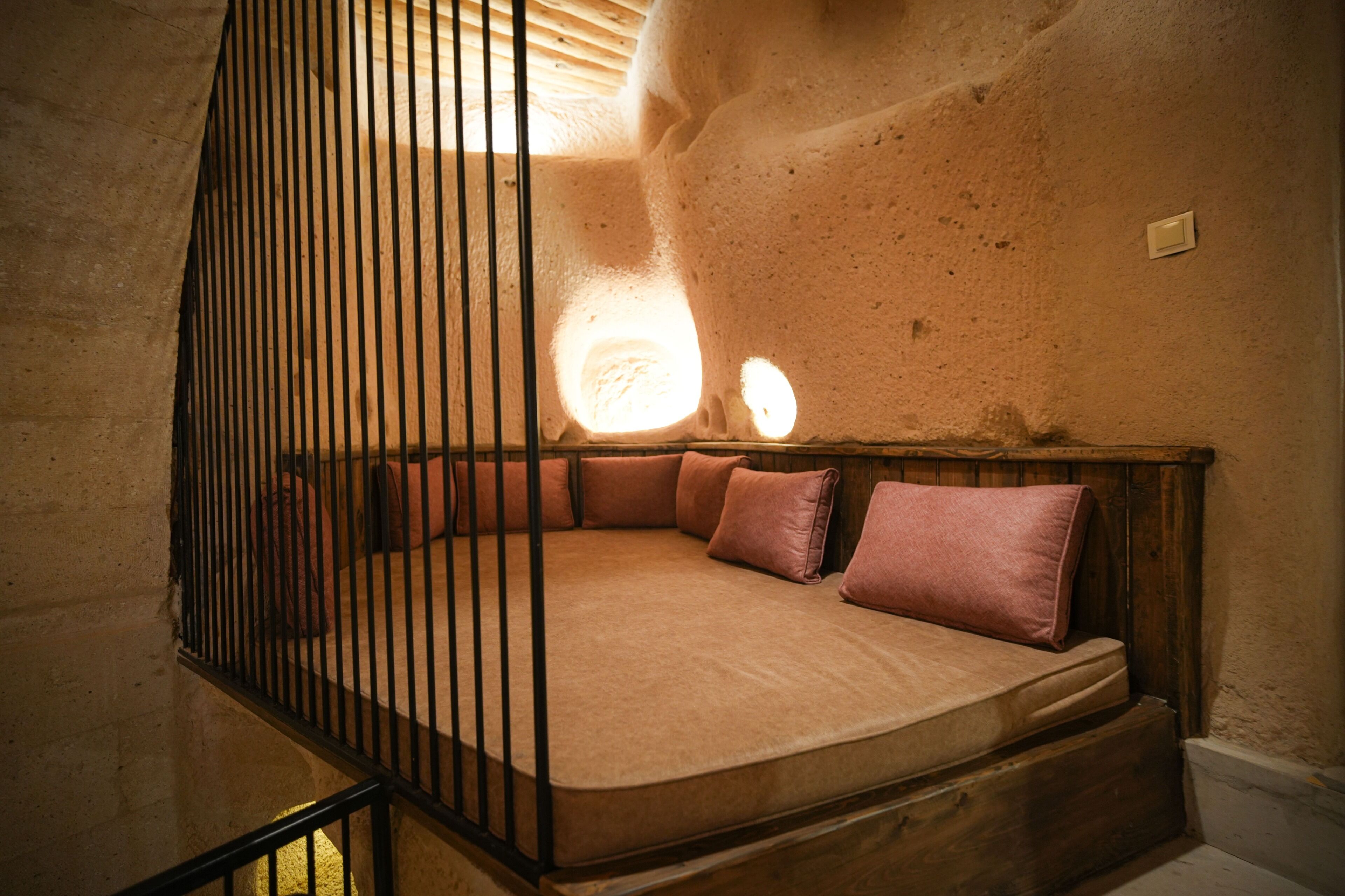 Superior Cave Suites Room | Roupa de alta qualidade, minibar, com decoração personalizada 