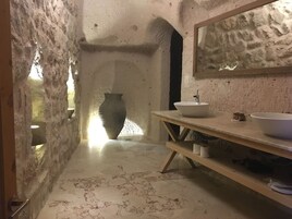 Exclusive Cave Suite | Casa de banho | Artigos de higiene ecológicos, um secador de cabelo, roupões, chinelos 