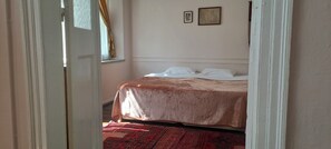 Quarto Duplo Económico, casa de banho partilhada | Secretária, ferro/tábua de engomar, Wi-fi grátis