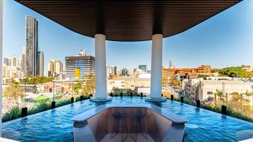 Piscina exterior, espreguiçadeiras