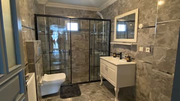 Villa | Casa de banho | Um polibã, artigos de higiene pessoal grátis, um secador de cabelo