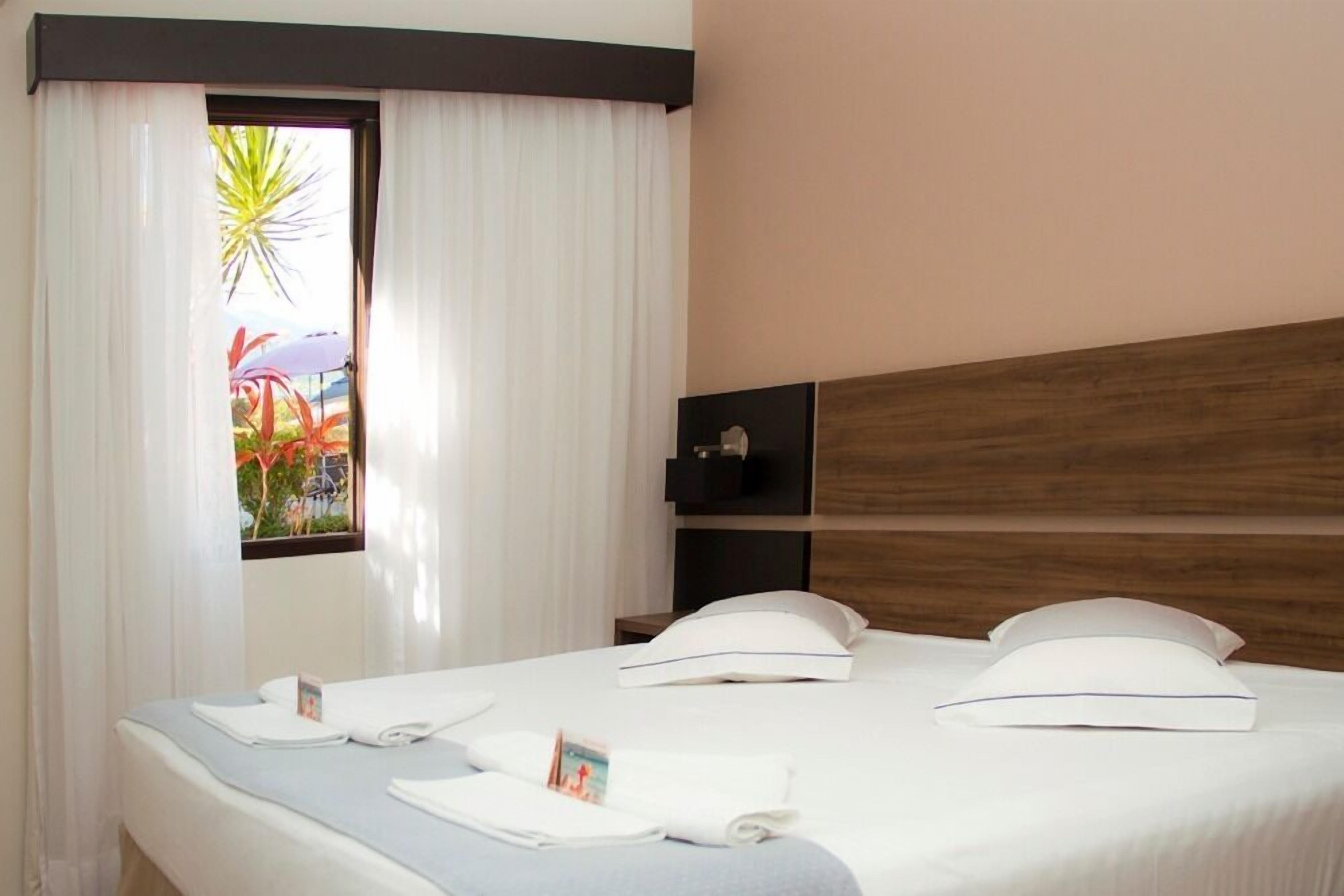 Roupas de cama premium, cofres nos quartos, escrivaninha