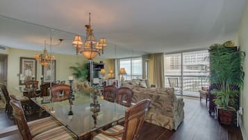 Apartamento em Condomínio Fechado, 2 quartos | Cozinha privada | Um frigorífico, um micro-ondas, um forno, uma máquina de lavar louça