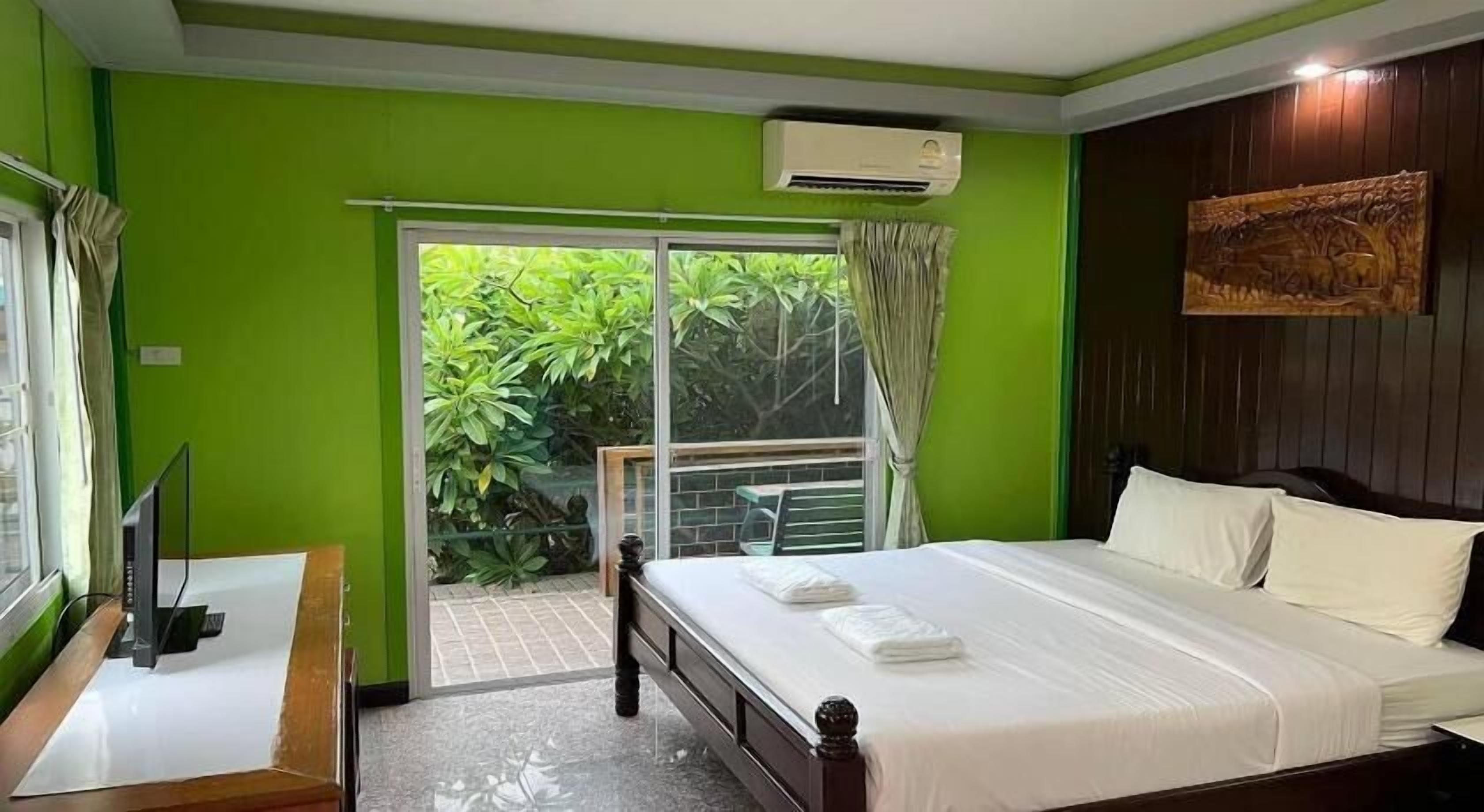 Com decoração personalizada, secretária, quartos insonorizados 