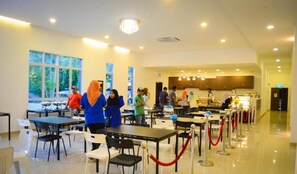 Café da manhã, almoço e jantar; local e internacional