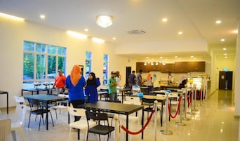 Pequenos-almoços servidos, cozinha local e internacional