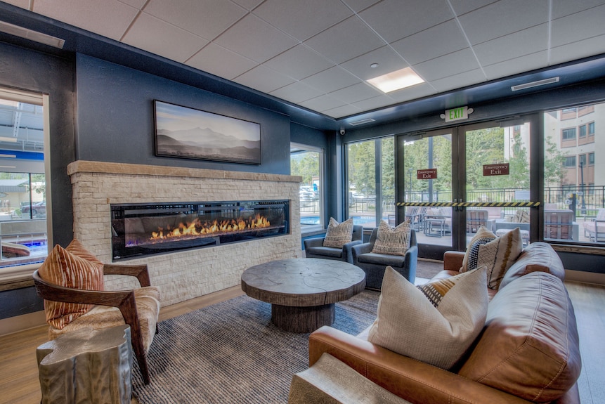 Renovierte Ski In / Out Condo Mit Schönen Berg- Und Stadtansichten !!! - Colorado