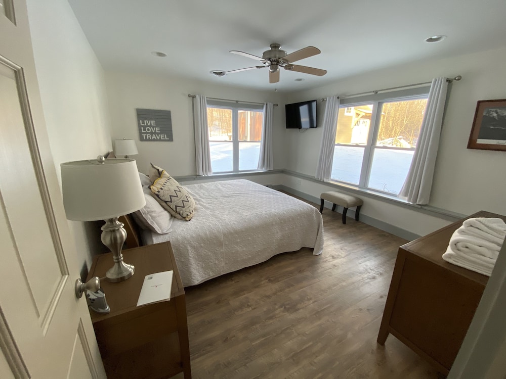 Lakeside Home, New Pool, Carriage House, Level & Private, 6 Br, 120' Frontage! - Bloomfield, NY