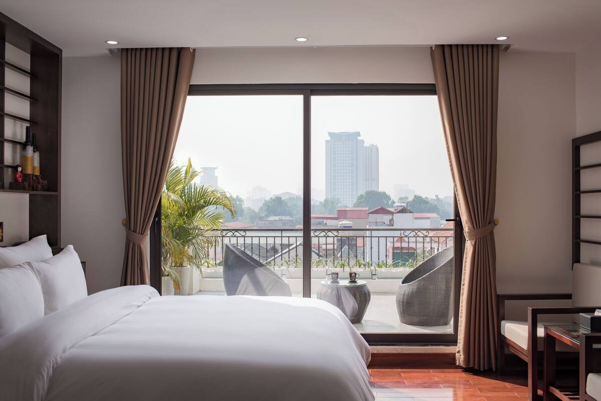 Brandi Fuji Suite | 1 quarto, roupas de cama premium, frigobar, cofres nos quartos