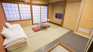 Quarto Tradicional (Japanese Style) | Edredões de penas, cofre no quarto, secretária