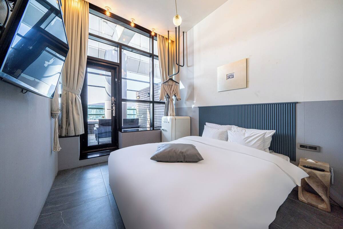 Deluxe Double Room with Side Sea View | Roupa de alta qualidade, edredões de penas 