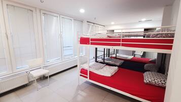 One Bed in 8 Bed Mixed Dormitory | Escrivaninha, roupa de cama