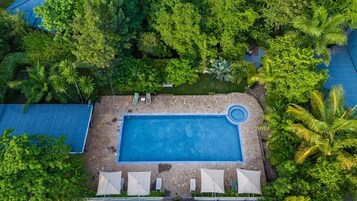 Piscina exterior, espreguiçadeiras