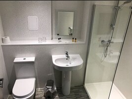 Um polibã, um secador de cabelo, toalhas fornecidas 