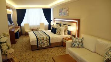 Roupa de alta qualidade, edredões de penas, minibar, cofre no quarto