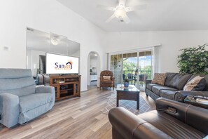 Apartamento em Condomínio Fechado, 2 quartos | Sala de estar | Smart TV, consola de videojogos, leitor de DVD 