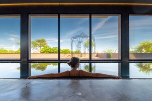 Piscina externa, espreguiçadeiras