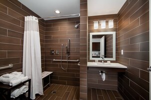 Suite-Estúdio, 2 camas queen-size (Mobility/Hearing Access, Roll-in Shwr) | Casa de banho | Um polibã, artigos de higiene pessoal grátis, um secador de cabelo