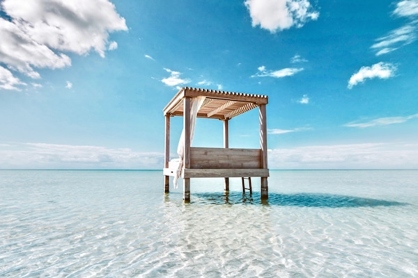 Uma praia privada nas proximidades, praia de areia branca