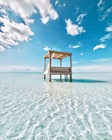 Uma praia privada nas proximidades, praia de areia branca 