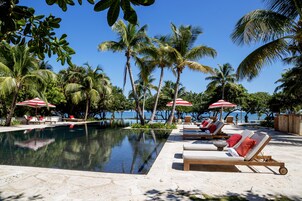 Piscina exterior, guarda-sóis, espreguiçadeiras 