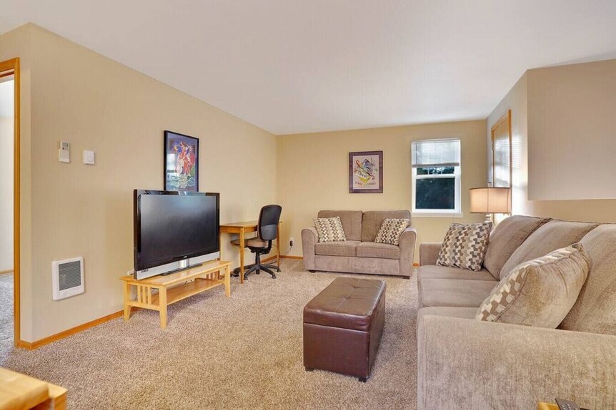 Gorgeous Upstairs Apartment Very Close To Hospital - Albany, OR