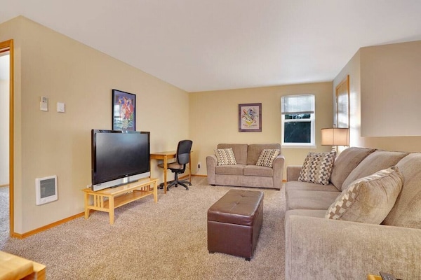 Gorgeous Upstairs Apartment Close To Hospital - Albany, OR