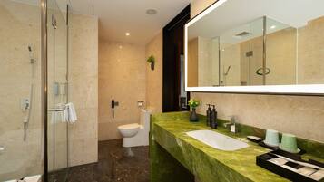 Suíte empresarial | Banheiro | Chuveiro, produtos de toalete grátis, secador de cabelo, chinelos