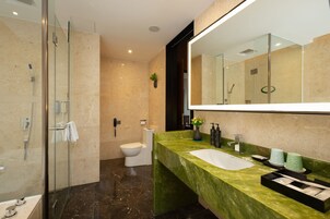 Suite Empresarial | Casa de banho | Um polibã, artigos de higiene pessoal grátis, um secador de cabelo