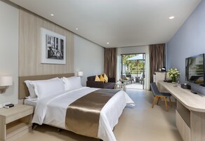 Deluxe Triple Room (Family Wing) | Roupas de cama antialérgicas, cofres nos quartos, cortinas blackout