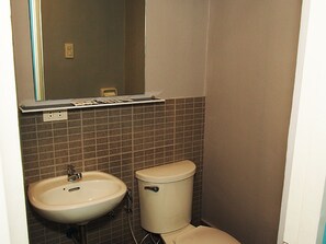 Um polibã, artigos de higiene pessoal grátis, chinelos 