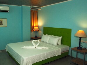 Quarto (Couples) | Secretária, ferro/tábua de engomar 