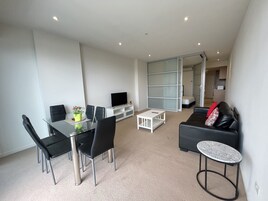 Apartamento | Área de estar | TV de tela plana 42 polegadas com canais a cabo, smart TV, Netflix